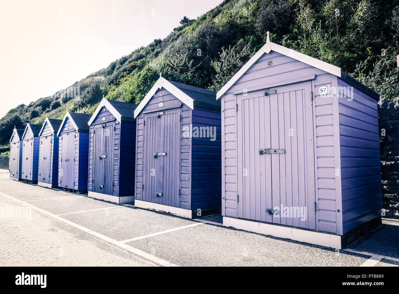 Tidy beach huts hi-res stock photography and images - Alamy