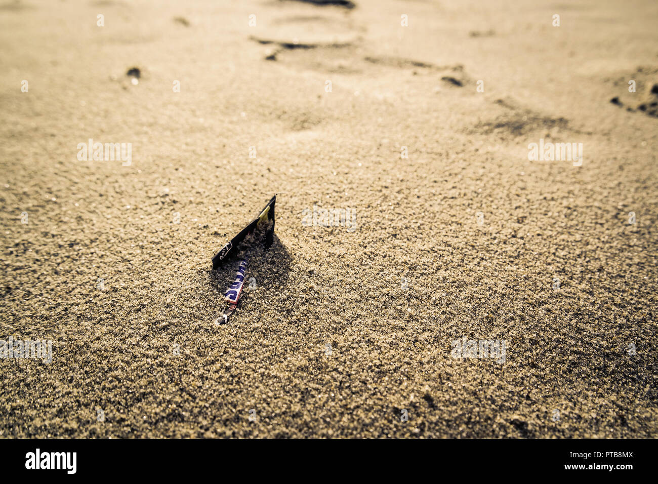 Plastic food wrapper litter hi-res stock photography and images - Alamy