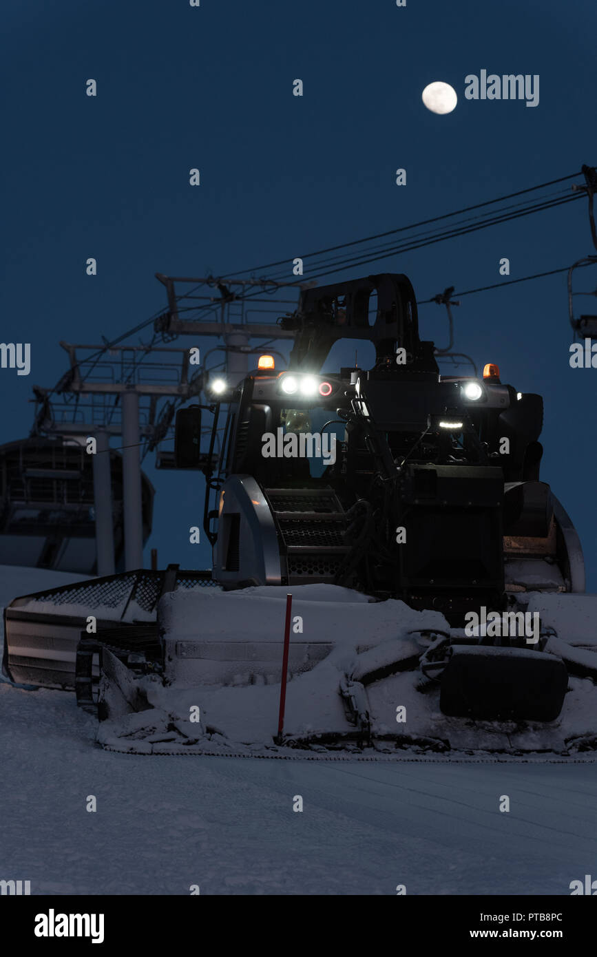 Snowy at night hi-res stock photography and images - Alamy