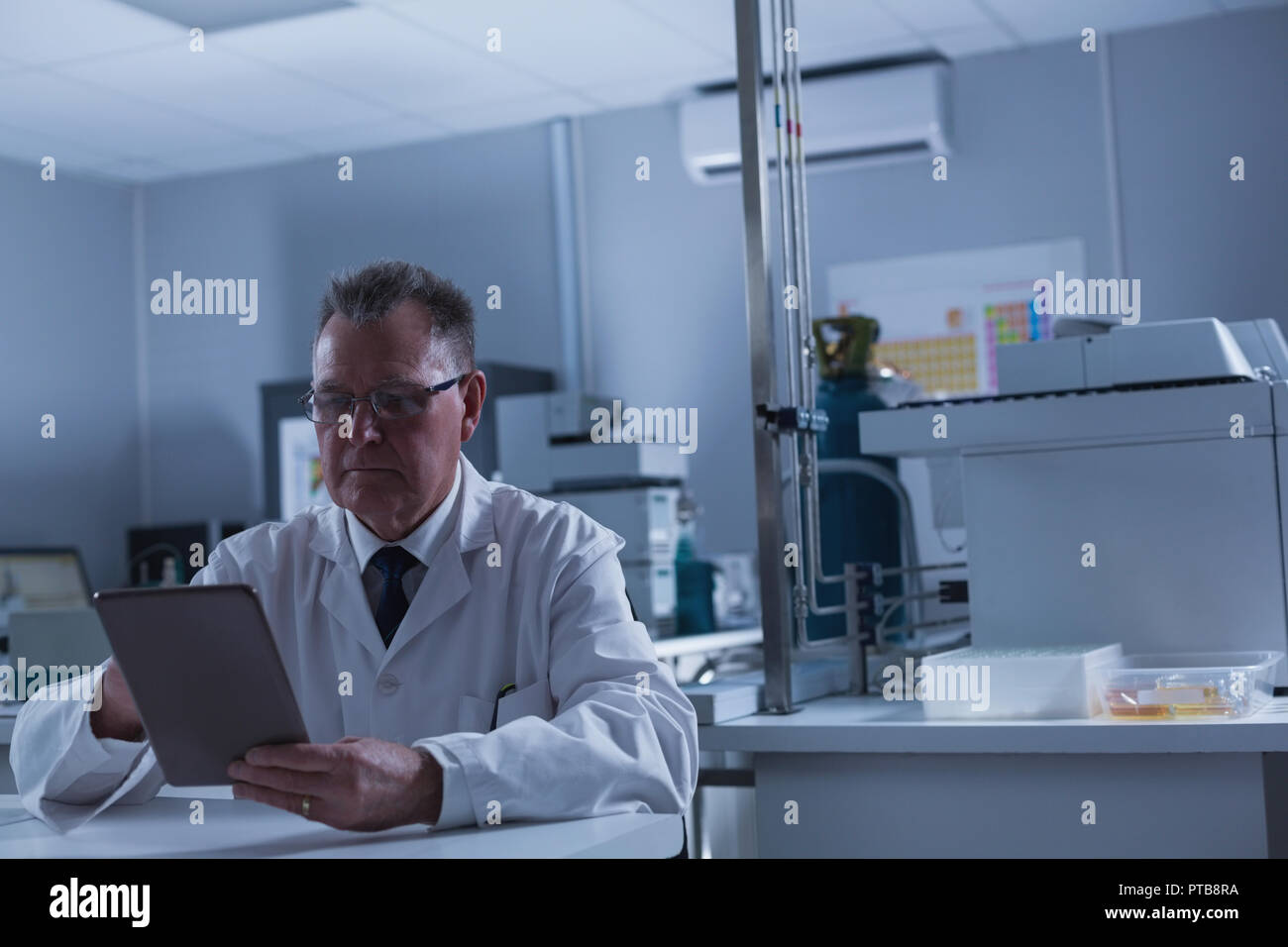 Digital researcher hi-res stock photography and images - Alamy