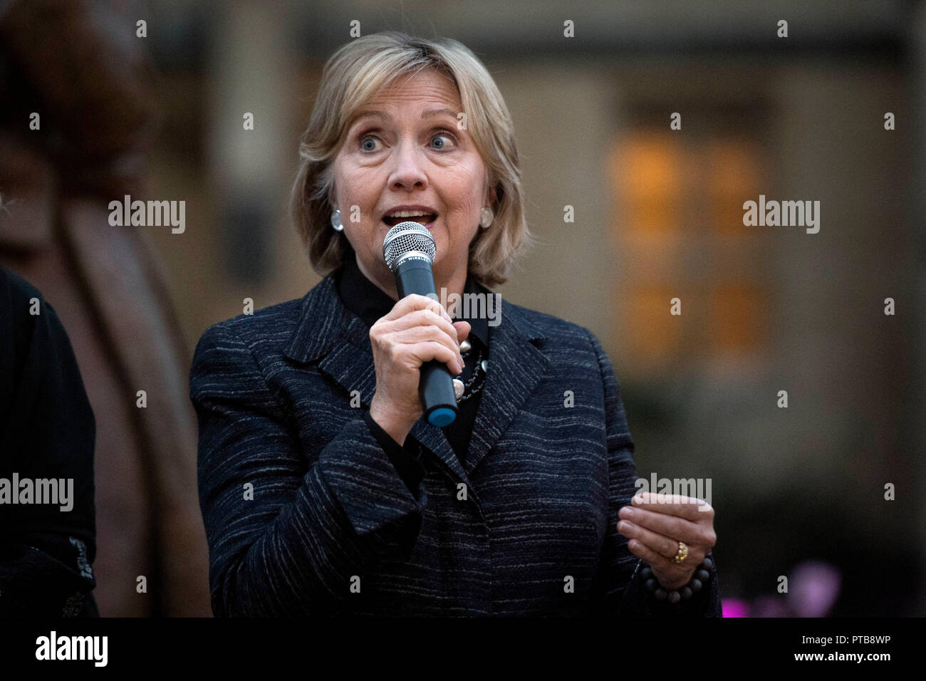 Hillary clinton unveils statue oxford hi-res stock photography and ...