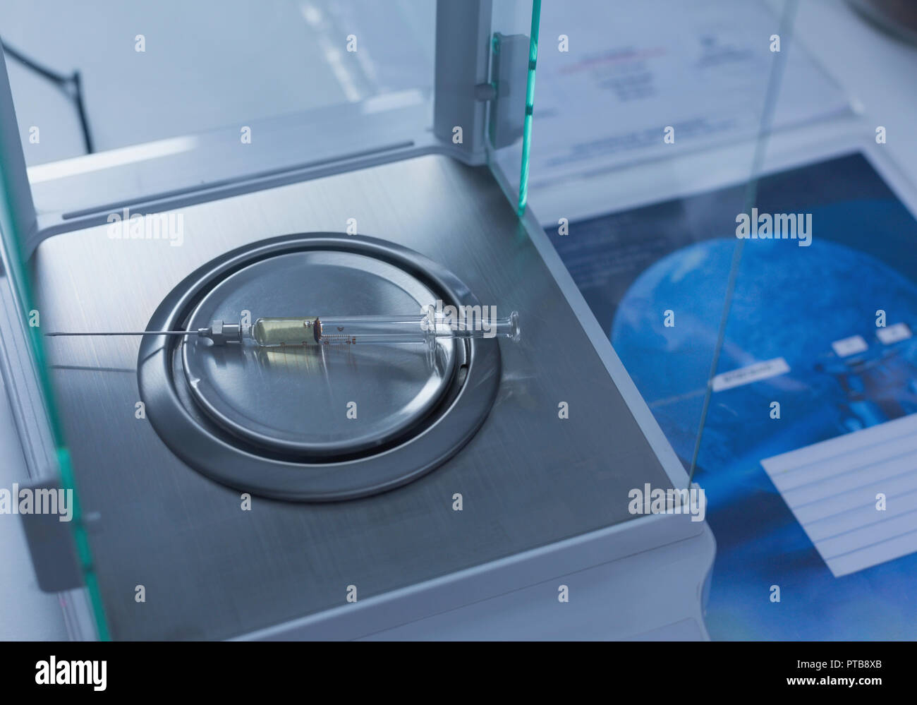 Laboratory scale hi-res stock photography and images - Alamy