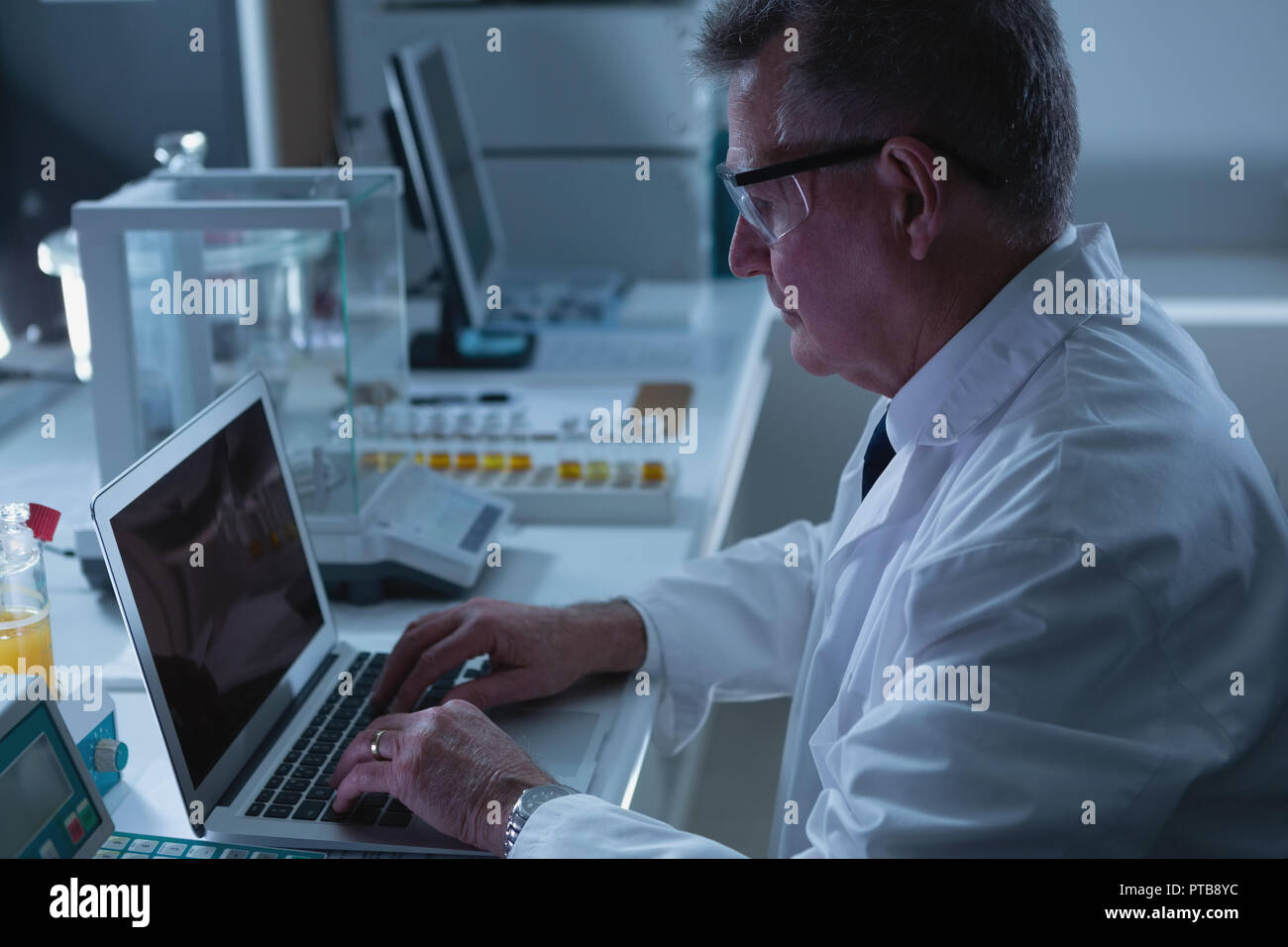 Laptop laboratory hi-res stock photography and images - Alamy