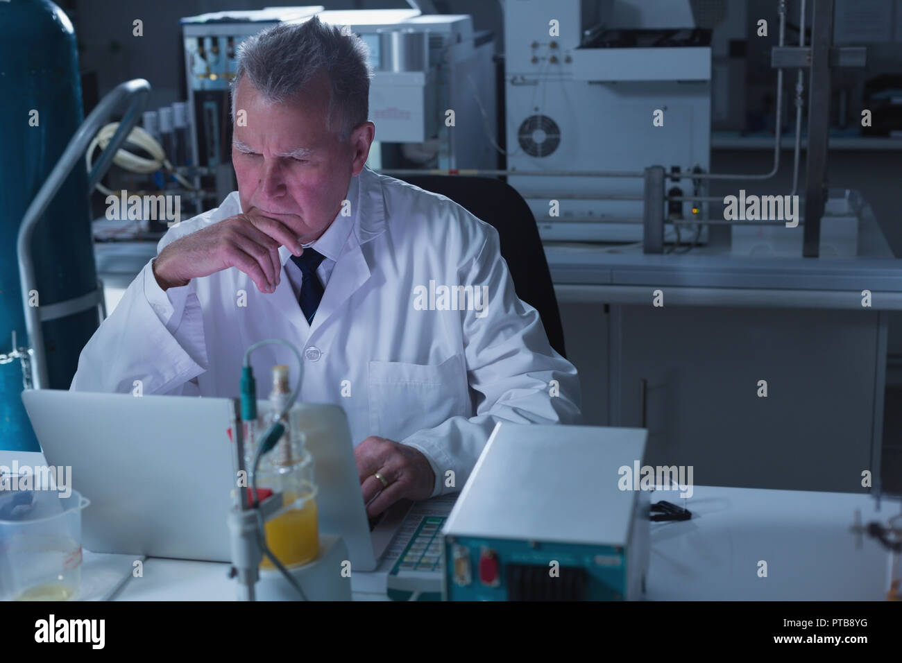 Laptop laboratory hi-res stock photography and images - Alamy