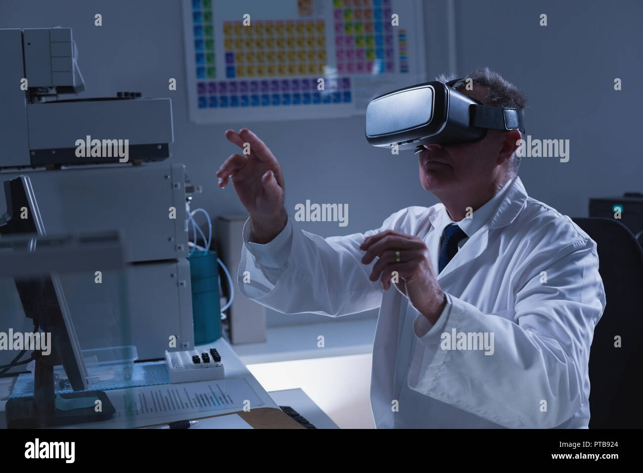 Virtual reality laboratory hi-res stock photography and images - Alamy