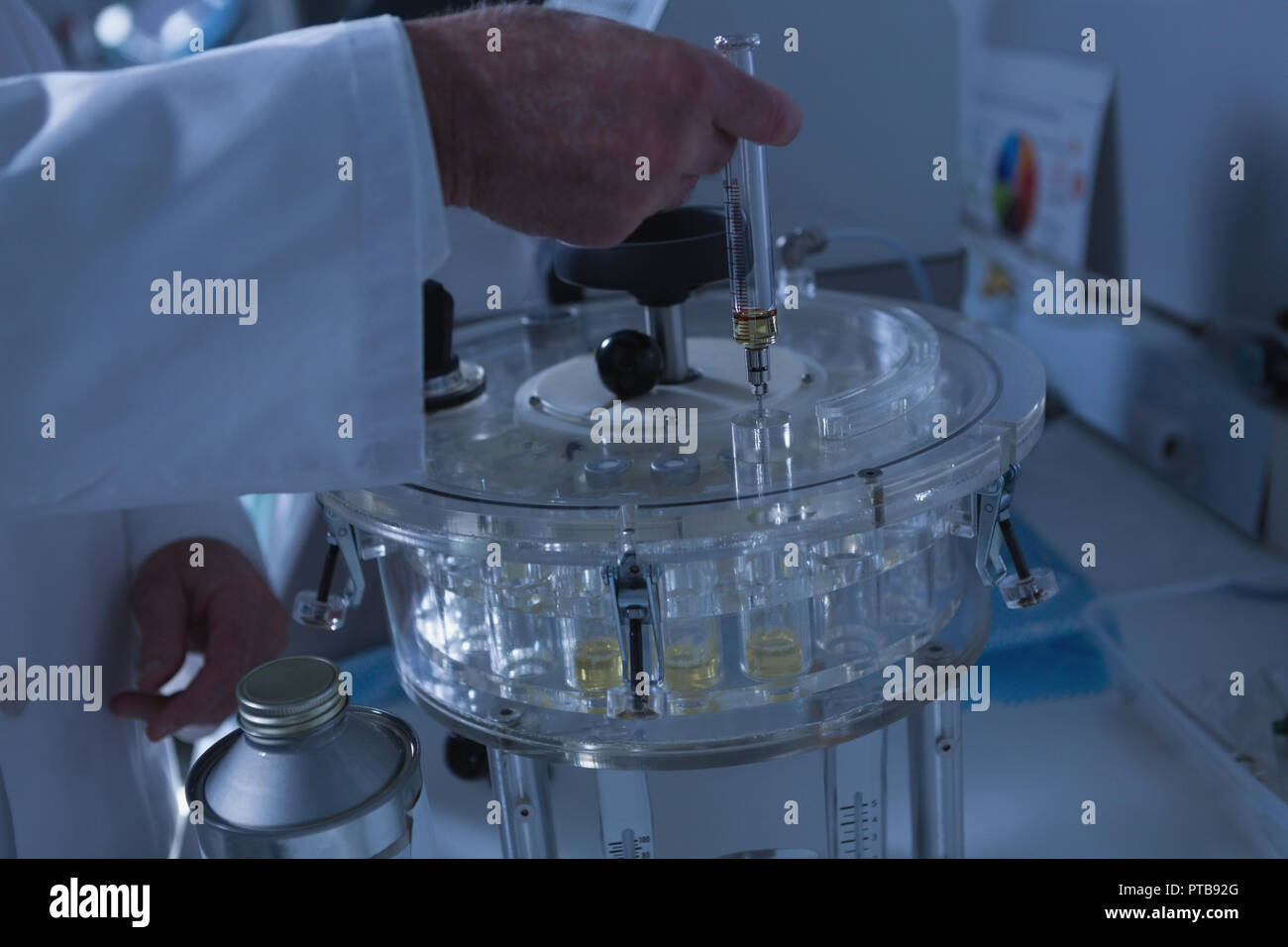 Solution pouring hi-res stock photography and images - Alamy