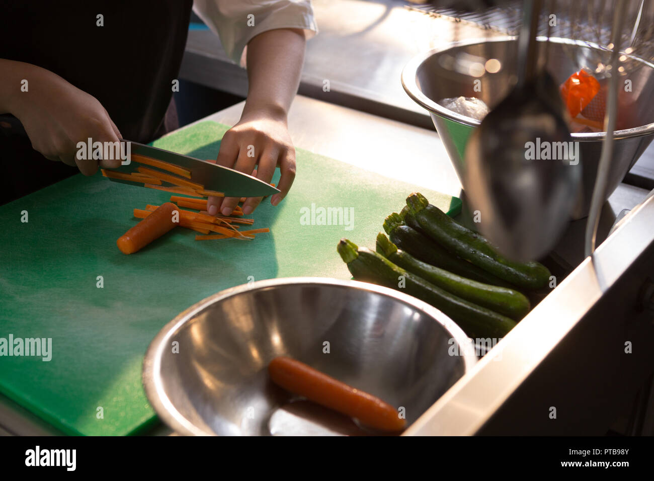 Chef cutting vegetables in kitchen hi-res stock photography and images ...