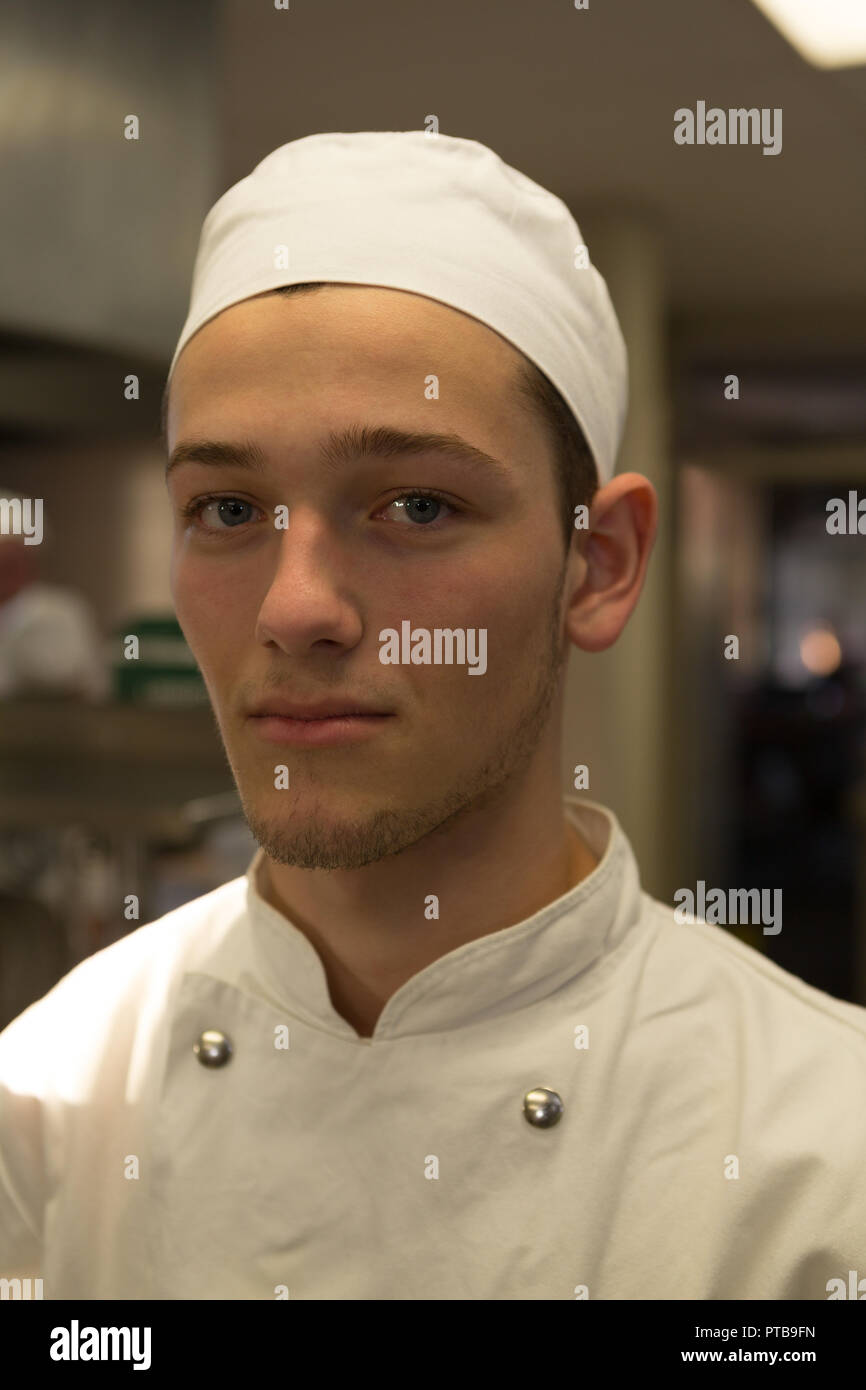 Male chef restaurant kitchen hi-res stock photography and images - Alamy