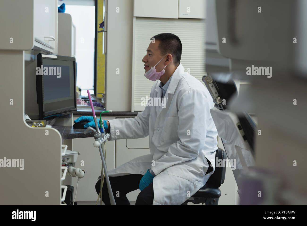 Dentist using keyboard hi-res stock photography and images - Alamy