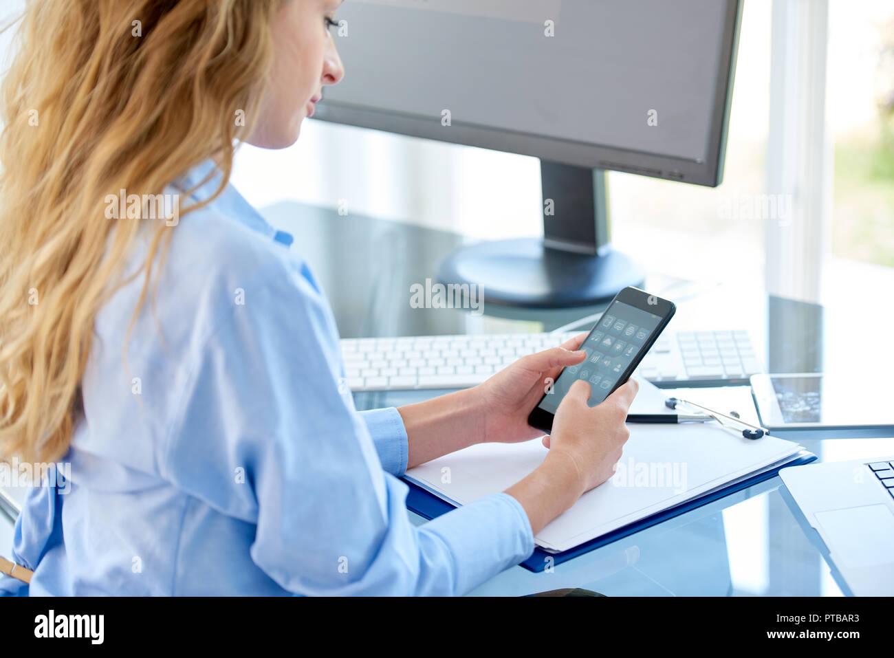 Sing computer hi-res stock photography and images - Alamy