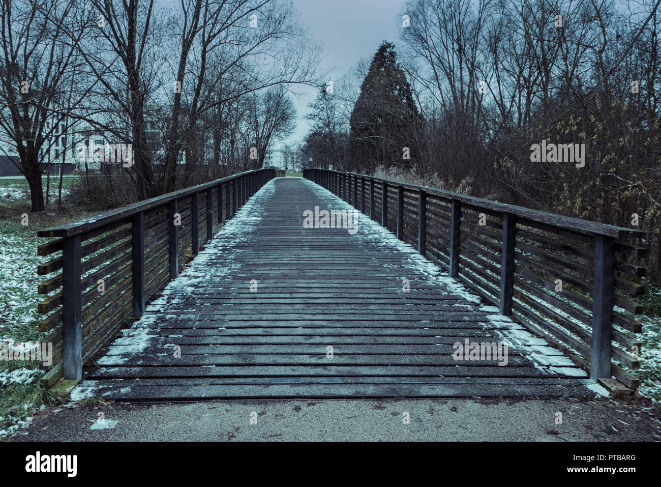 Wooden small bridge hi-res stock photography and images - Alamy