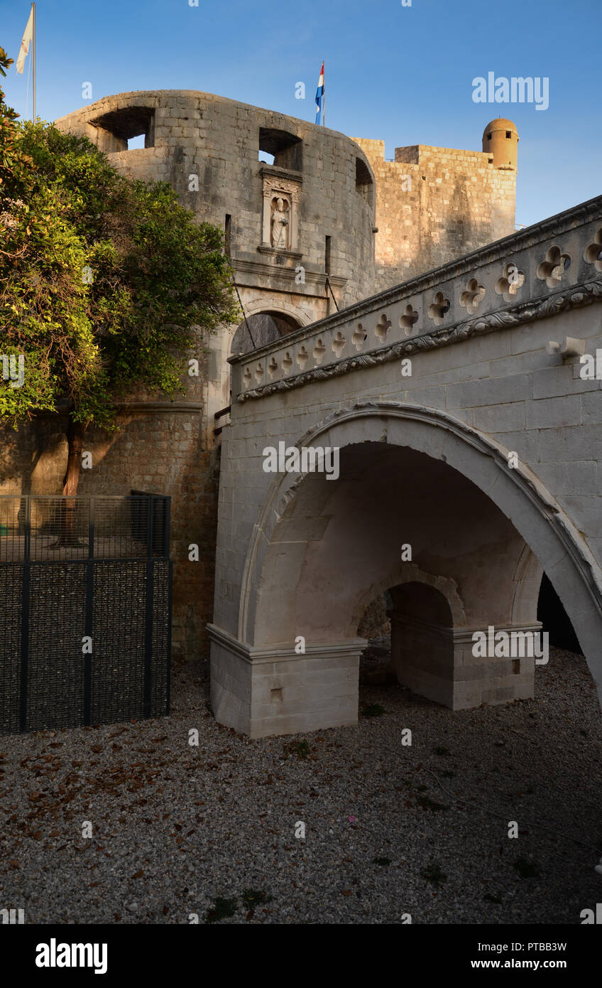 Pile Gate one of the entrances to the medieval city of Dubrovnik Stock ...