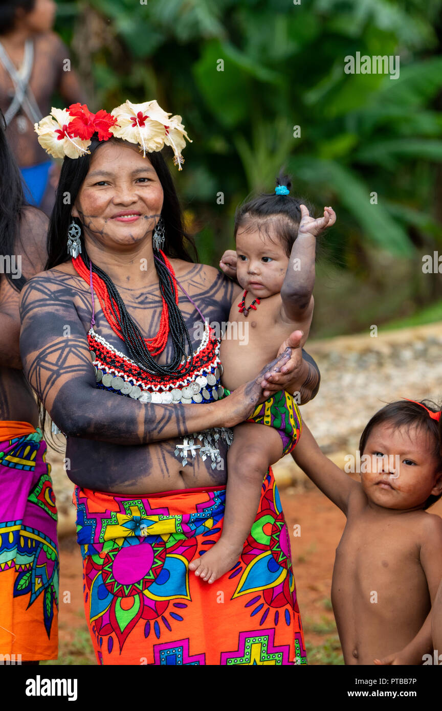 Native indian tribe village panama hi-res stock photography and images ...