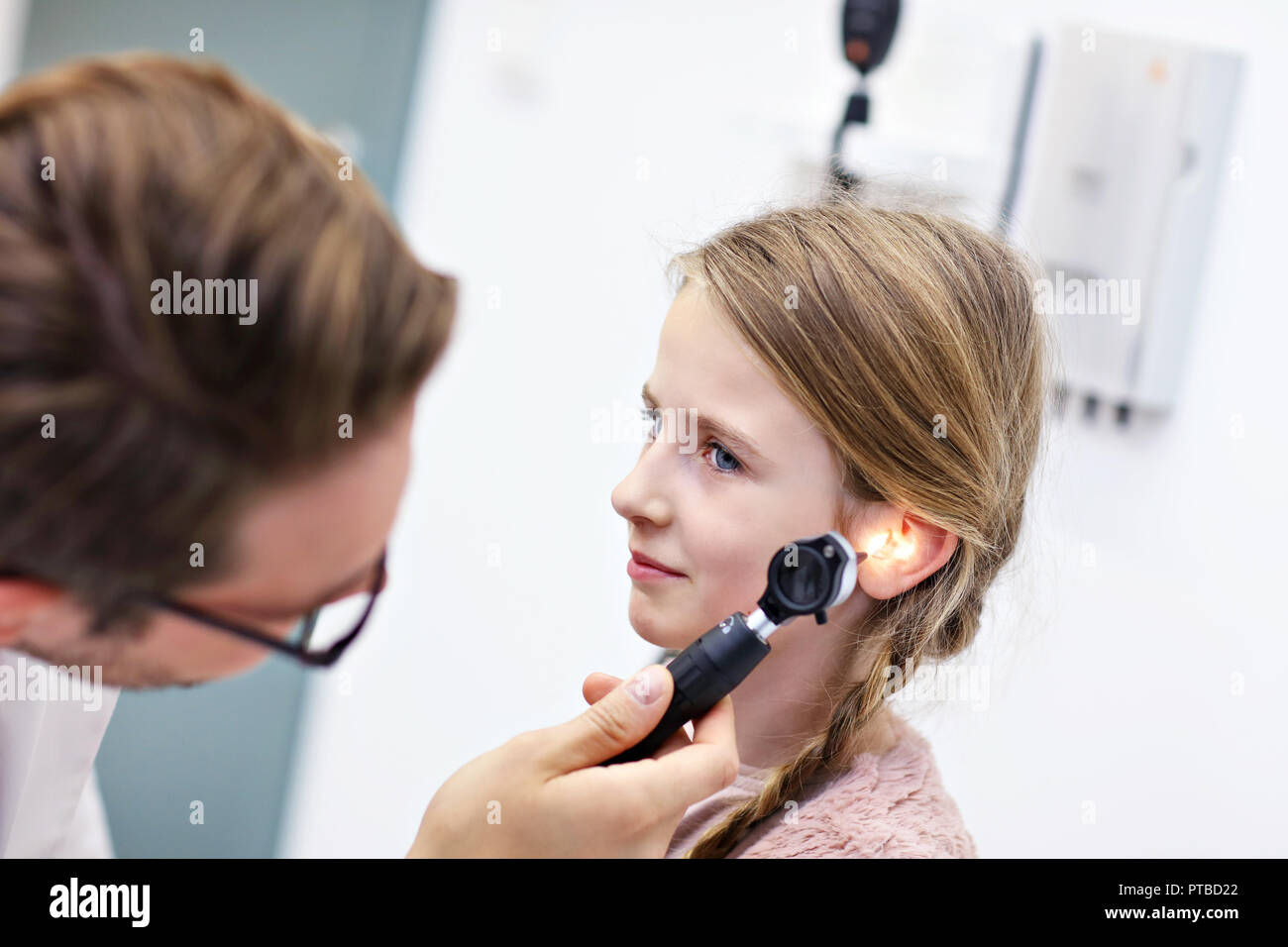 Doctor examining girls hi-res stock photography and images - Alamy