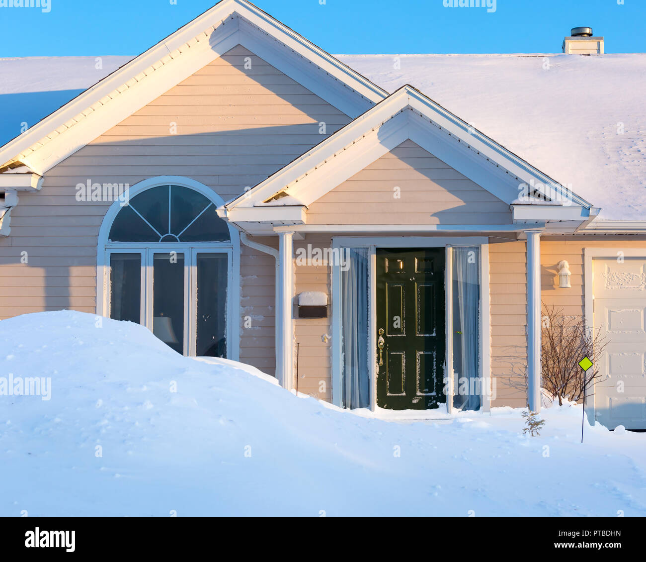 Suburban house winter hi-res stock photography and images - Alamy