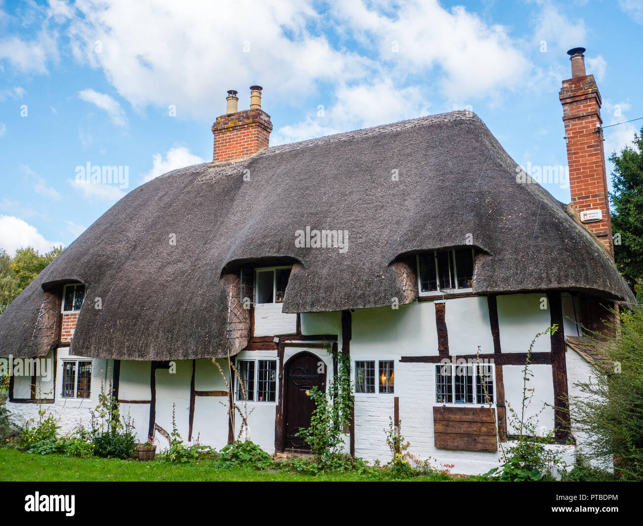 Thatched Cottage, English Coutryside, Culham, Oxfordshire, England, UK ...