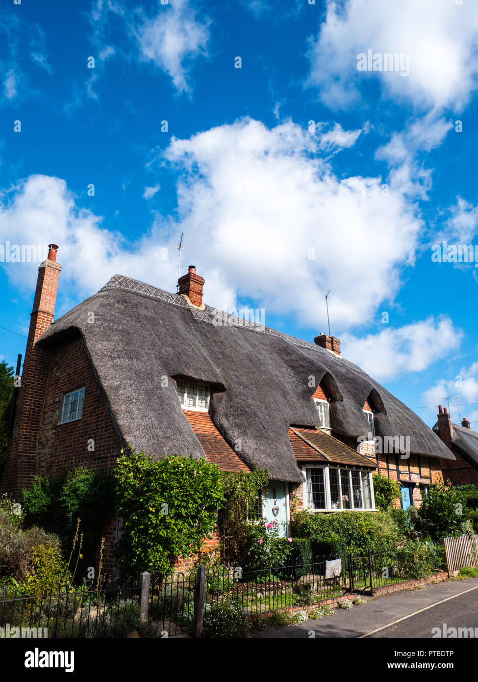 Thatched Cottage, English Coutryside, Culham, Oxfordshire, England, UK ...