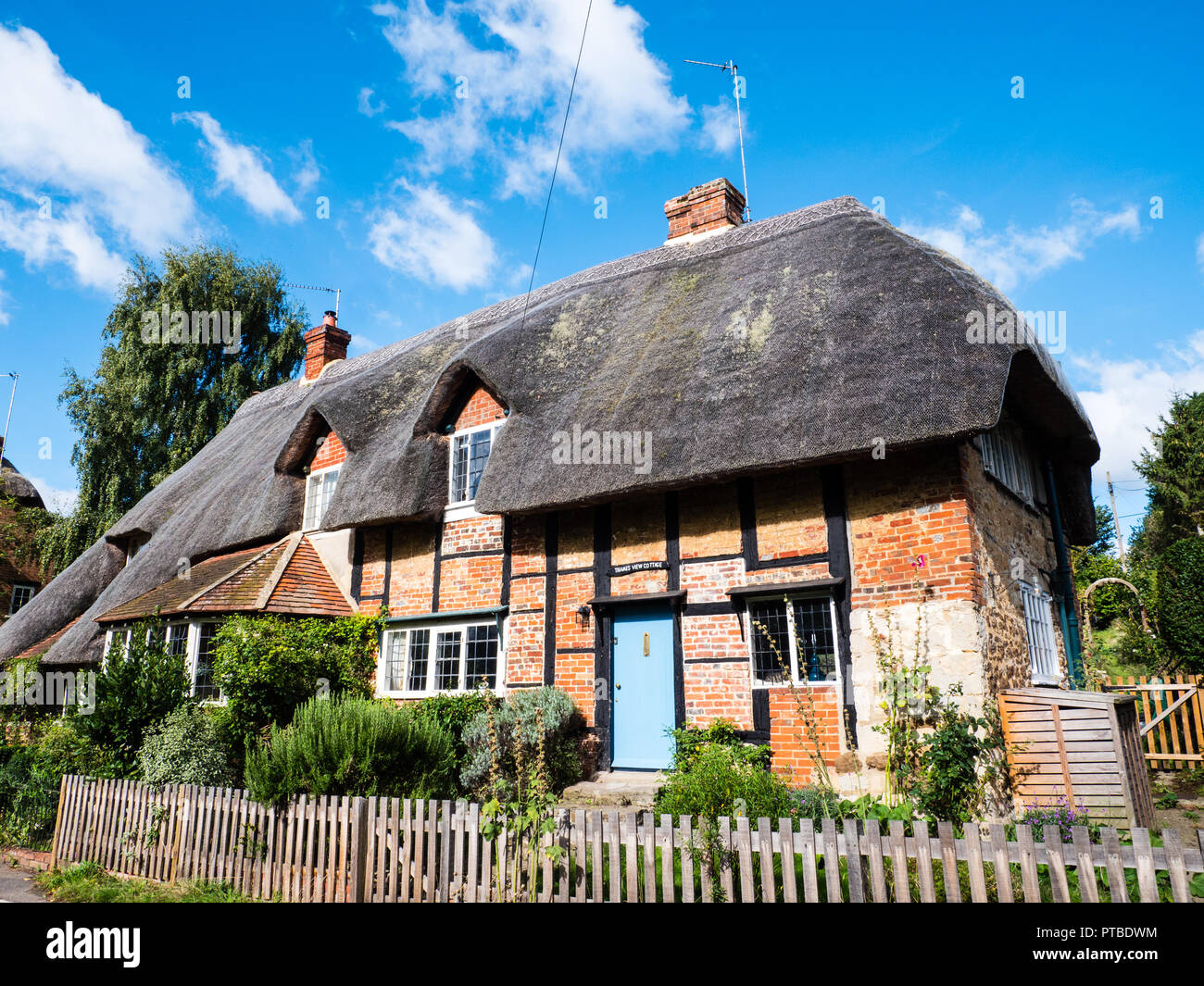 Thatched Cottage, English Coutryside, Culham, Oxfordshire, England, UK ...