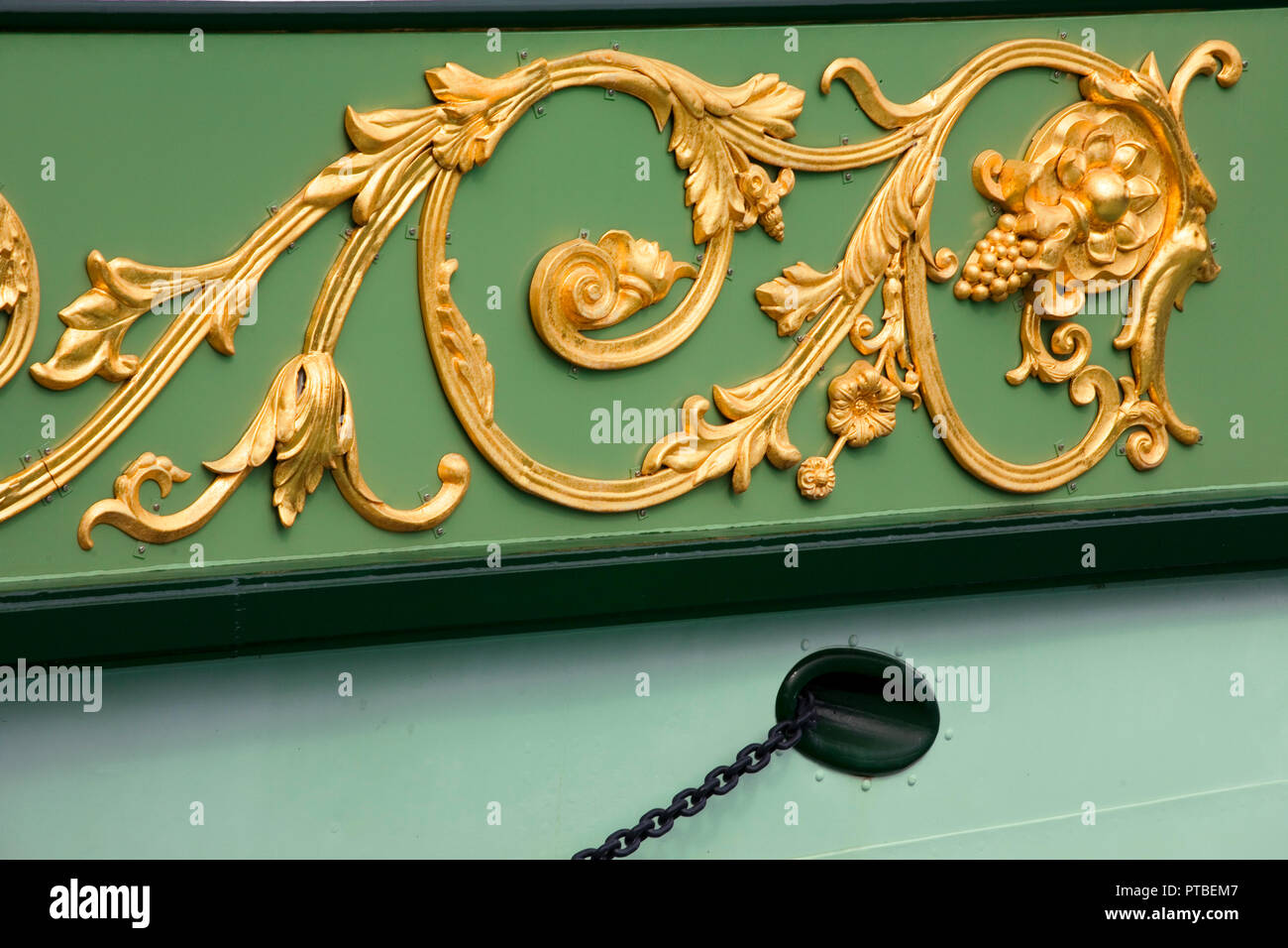 Gold scrollwork hi-res stock photography and images - Alamy