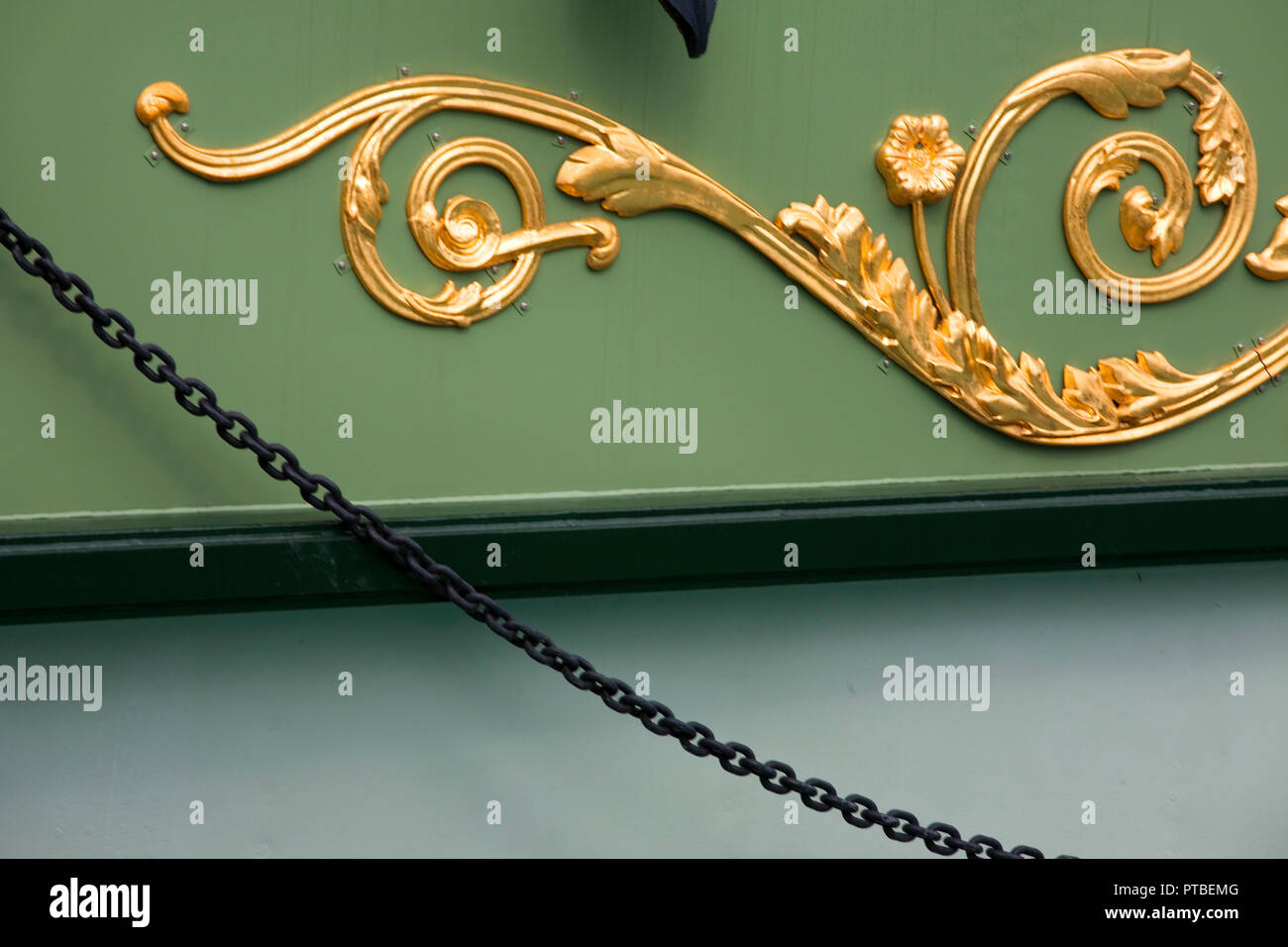 Gold scrollwork hi-res stock photography and images - Alamy