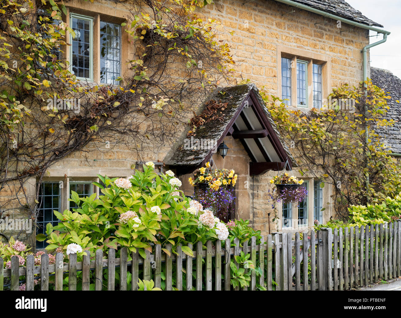 Cotswold stone cottage in autumn. Bourton on the Water, Cotswolds ...