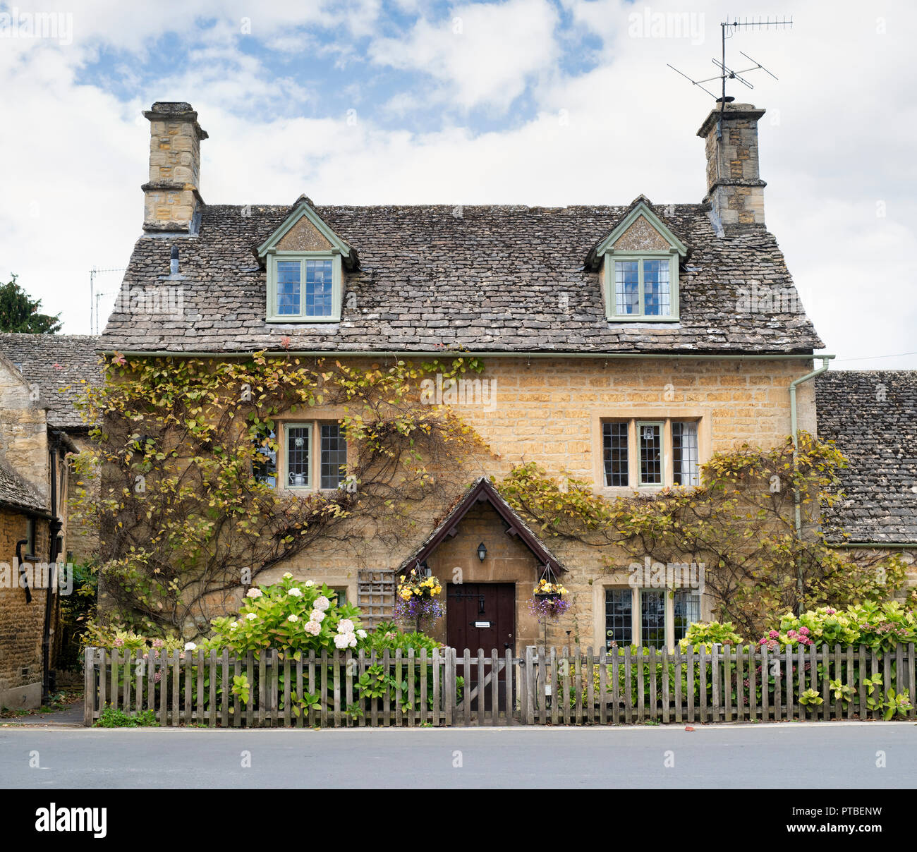 Cotswolds cottage hi-res stock photography and images - Alamy