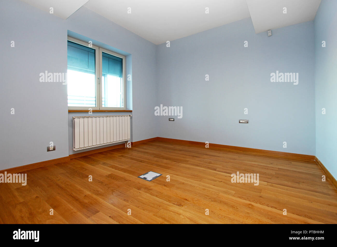 Empty room with blue walls in renovated home Stock Photo - Alamy