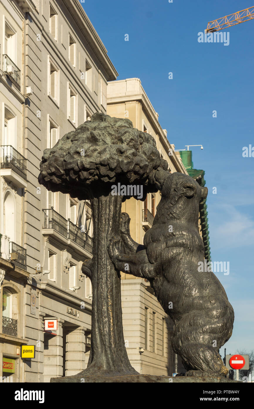 MADRID, SPAIN - JANUARY 23, 2018: Statue of the Bear and the Strawberry ...