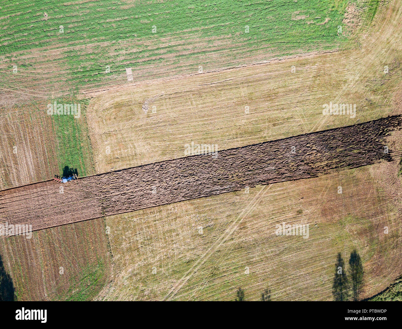 Aerial view agriculture tractor landscape hi-res stock photography and ... Aerial view agriculture tractor landscape hi-res stock photography and ...