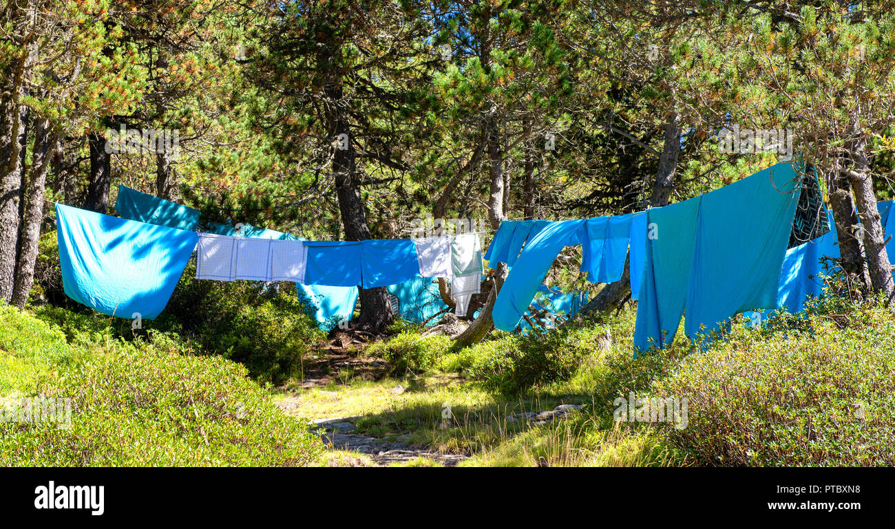 Dry sheets after washing in the sun on a wire Stock Photo - Alamy