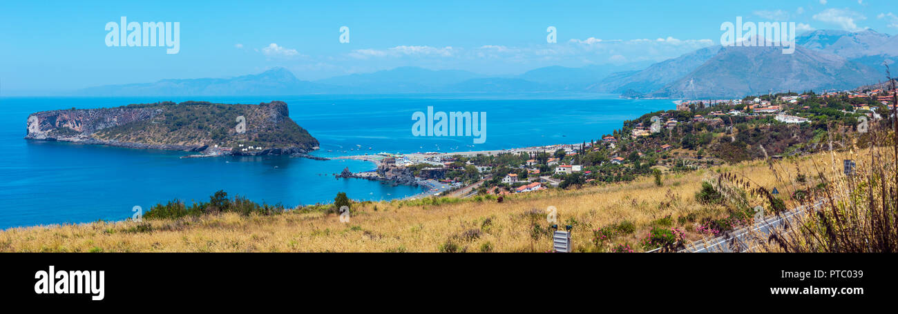 Beautiful Calabrian Tyrrhenian sea coastline landscape and small rocky ...
