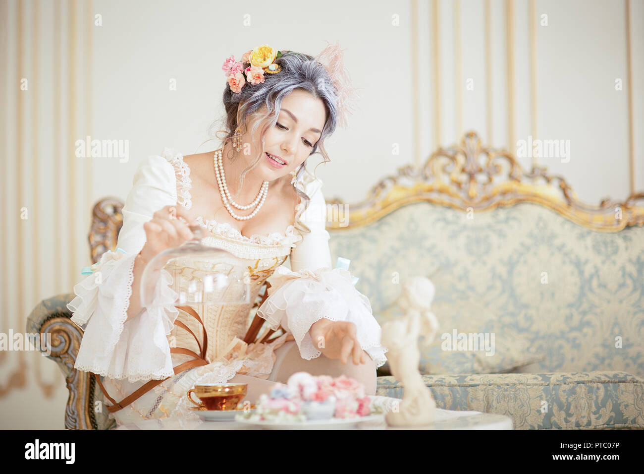Dress fashion in 1700s hi-res stock photography and images - Alamy