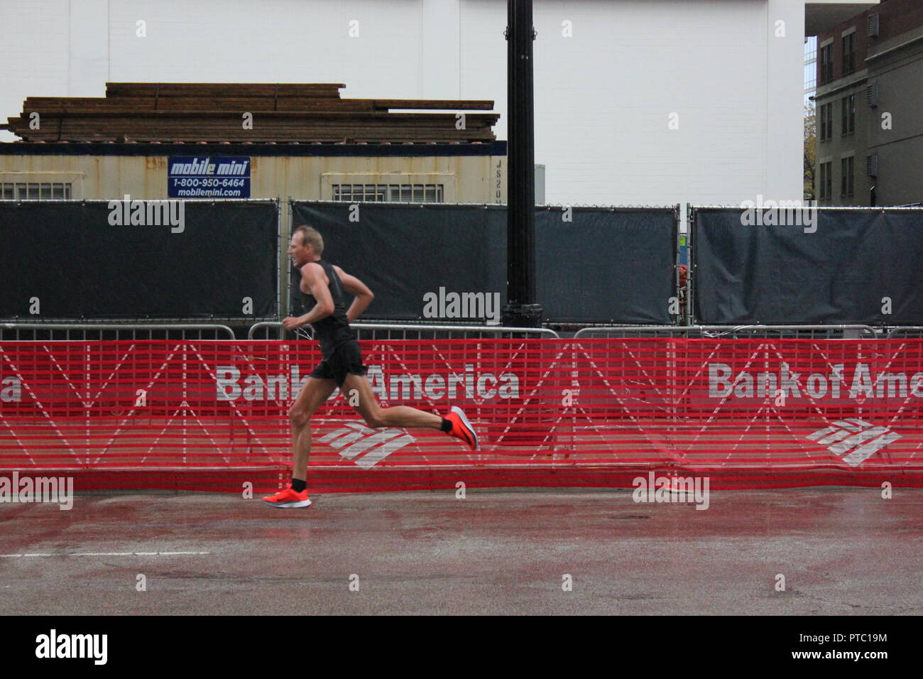 Runner running the Bank of America Chicago Marathon 2018 at the ...