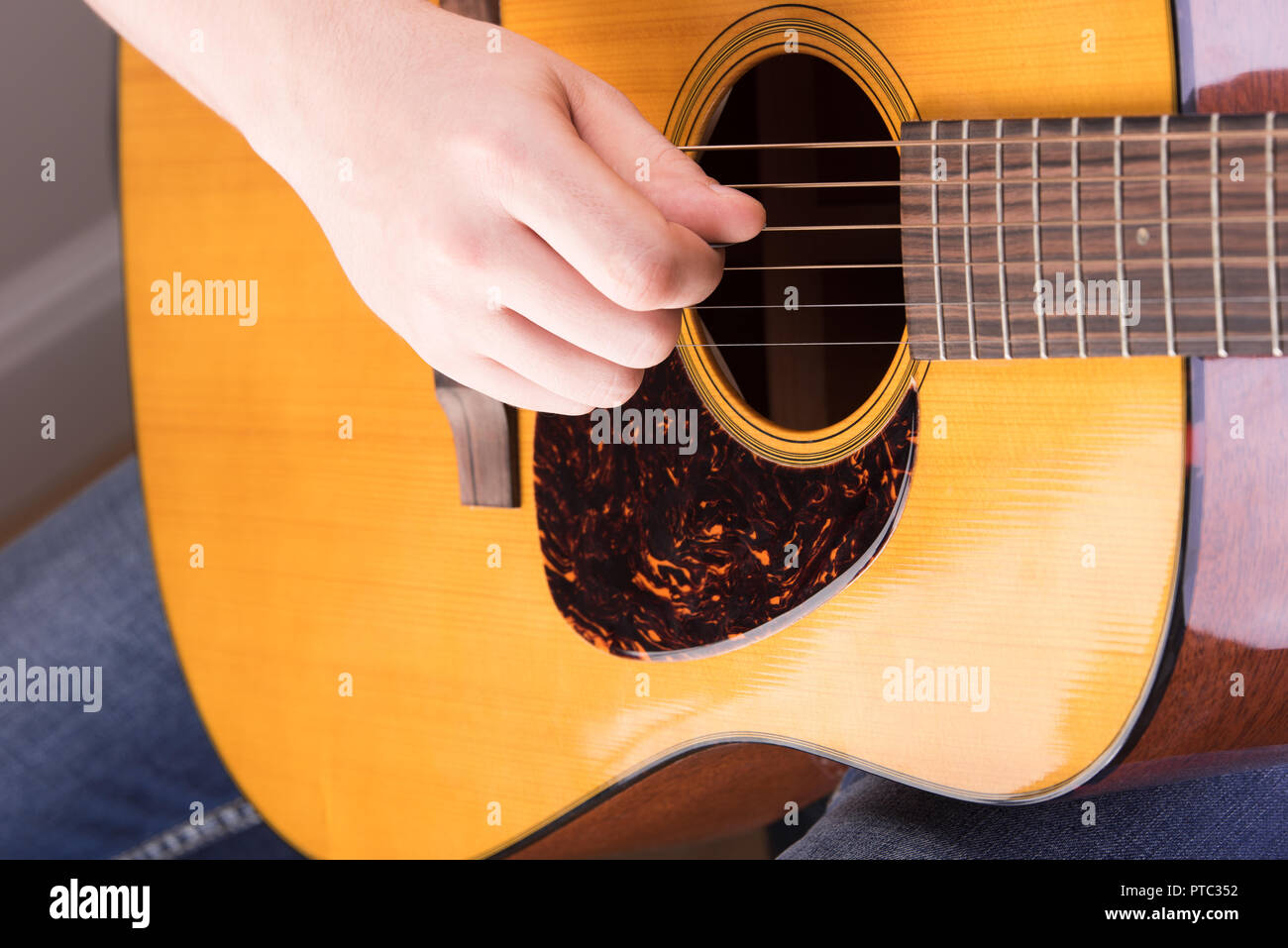 Guitar pluck close up hi-res stock photography and images - Alamy