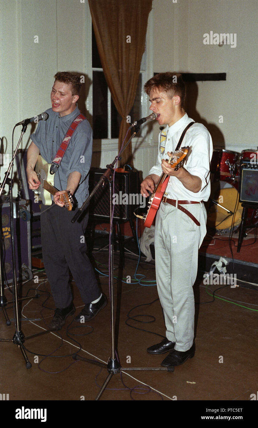 The June Brides performing at the George and Dragon, Bedford, July 1986 ...