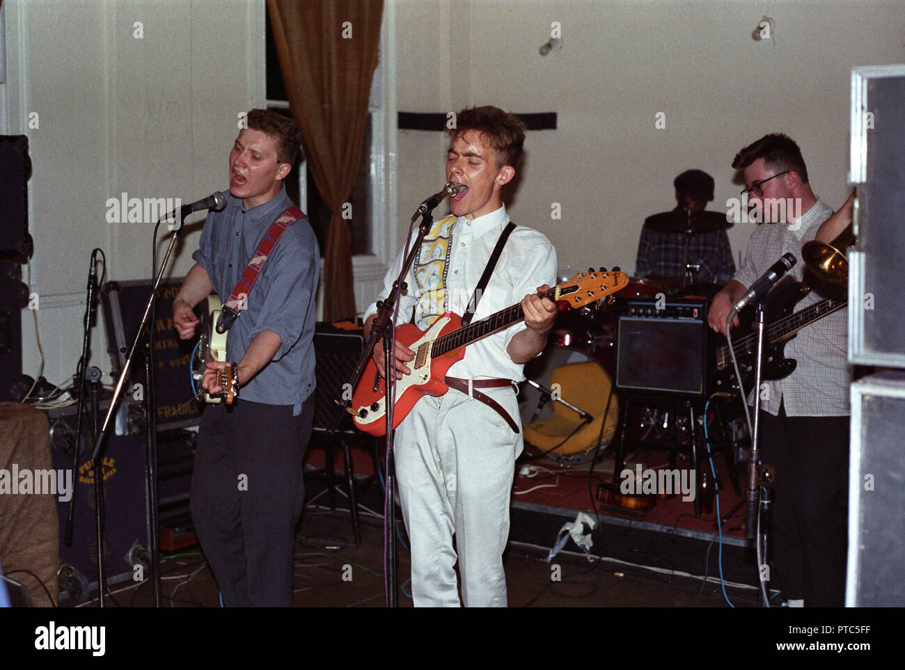 The June Brides performing at the George and Dragon, Bedford, July 1986 ...