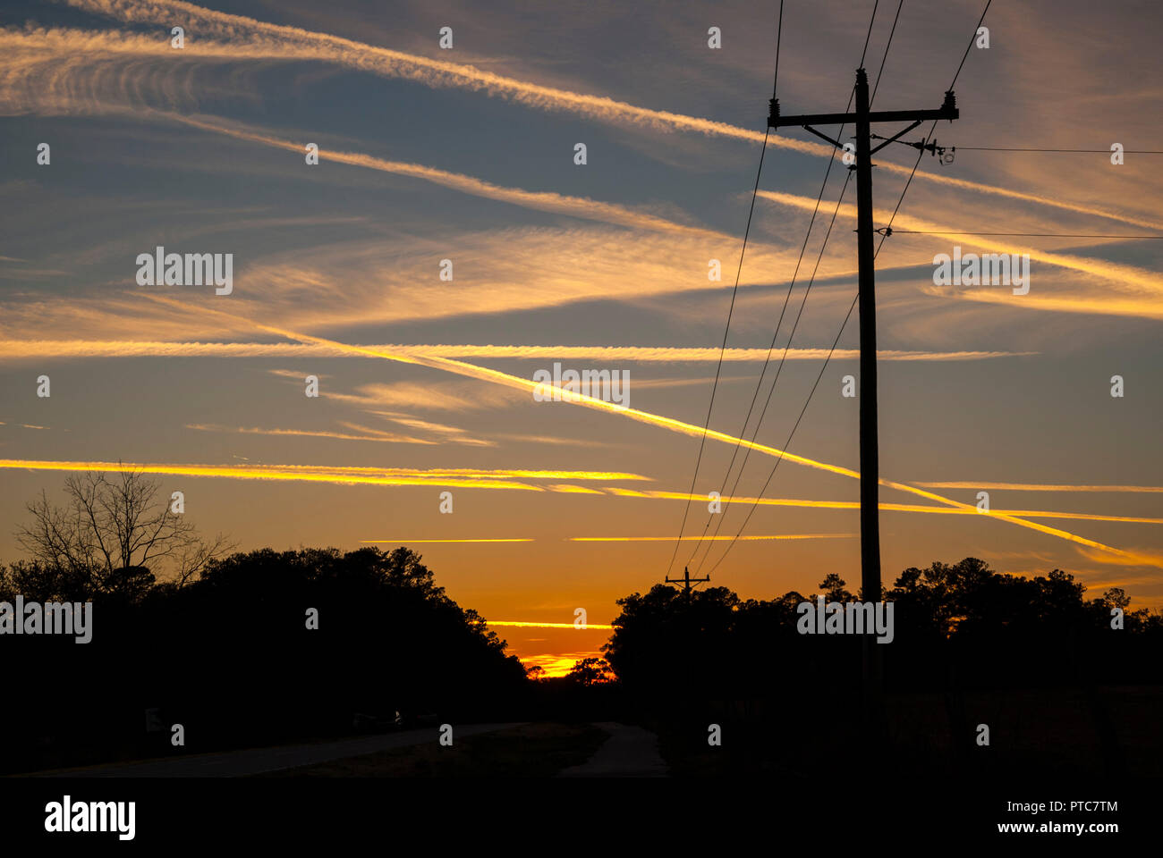 High altitude jet contrails hi-res stock photography and images - Alamy