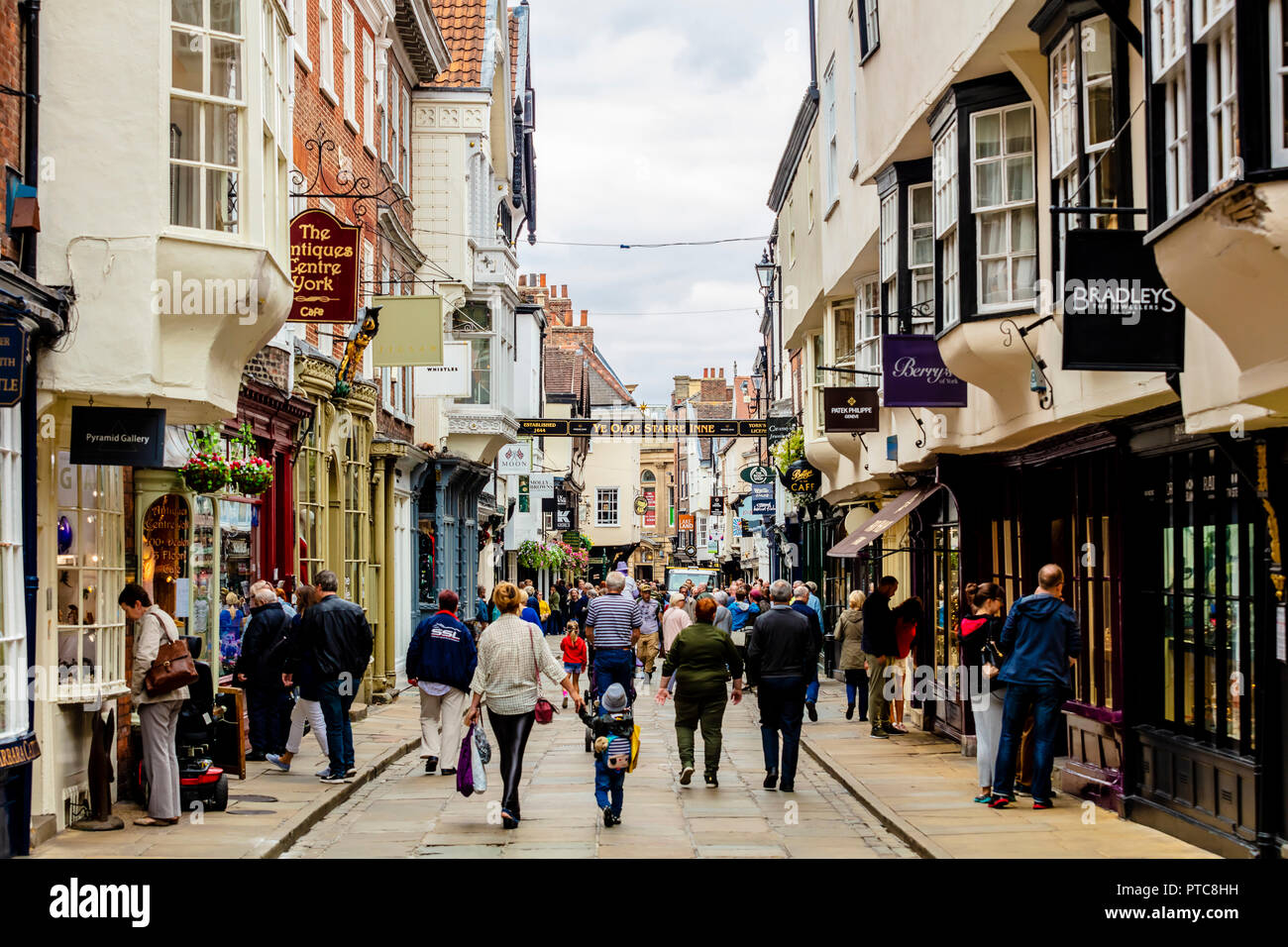 Stores along stonegate street, York old town centre ye olde starre inne ...