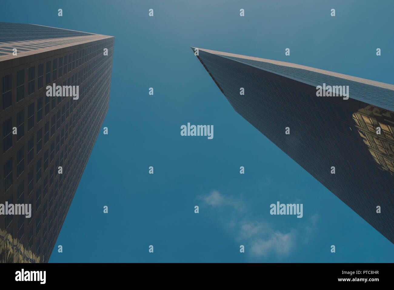 Sky scrapers buildings architecture hi-res stock photography and images ...