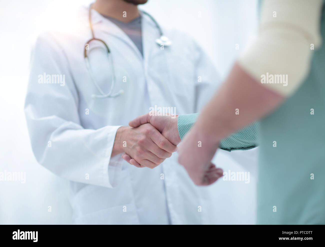 patient shakes hands with his physician Stock Photo - Alamy