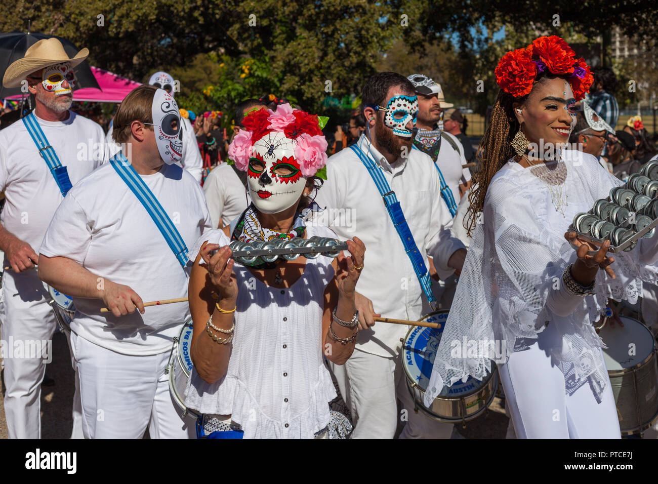 Dia de muertos dancing hi-res stock photography and images - Alamy