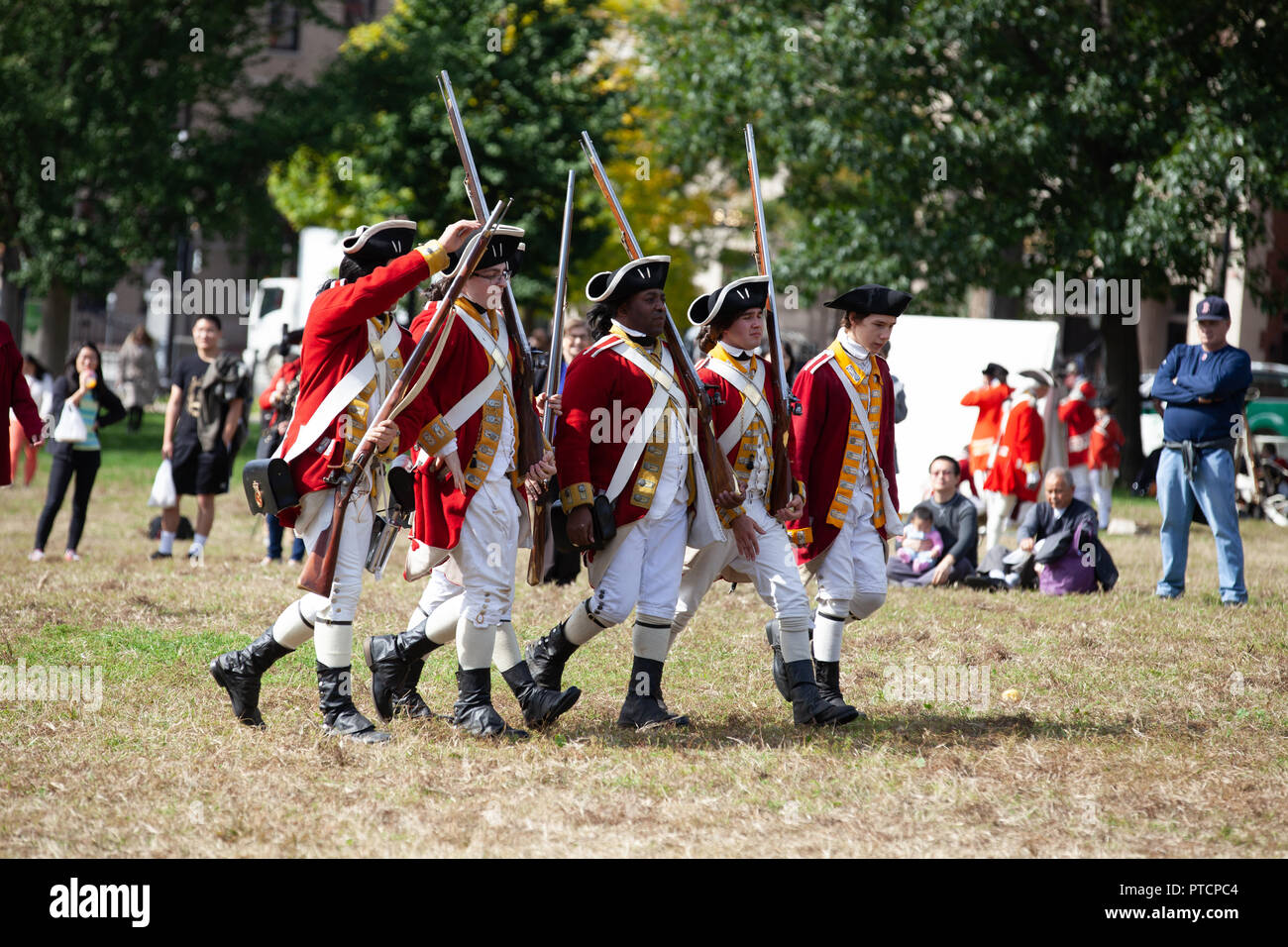British redcoats marching hi-res stock photography and images - Alamy