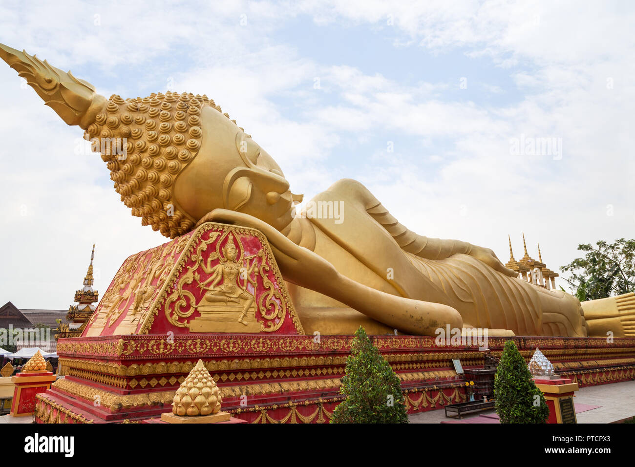 Large gilded Reclining Buddha statue at the Wat That Luang Tai Temple ...