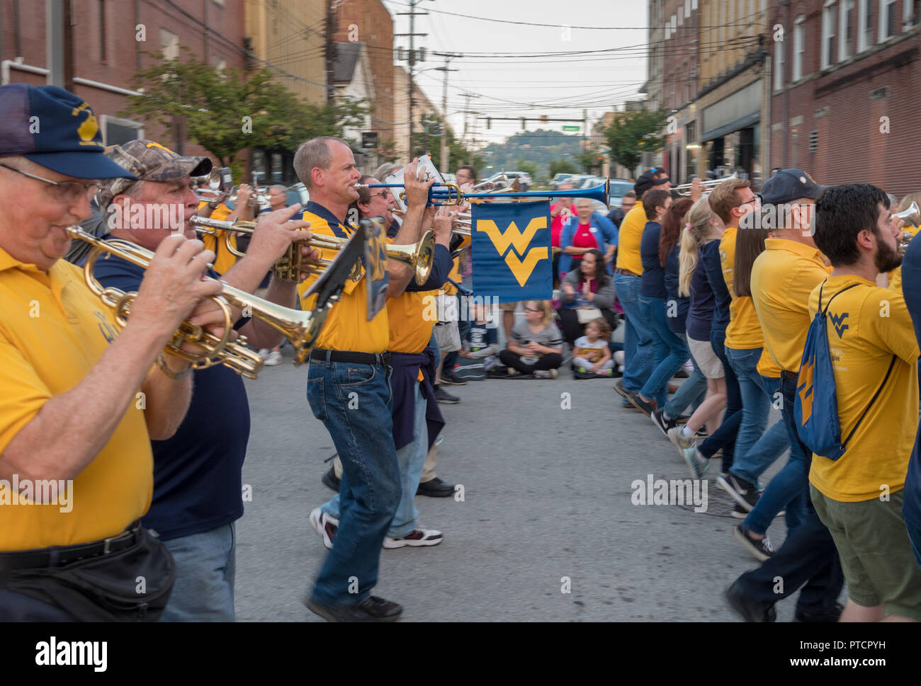University marching band hi-res stock photography and images - Alamy