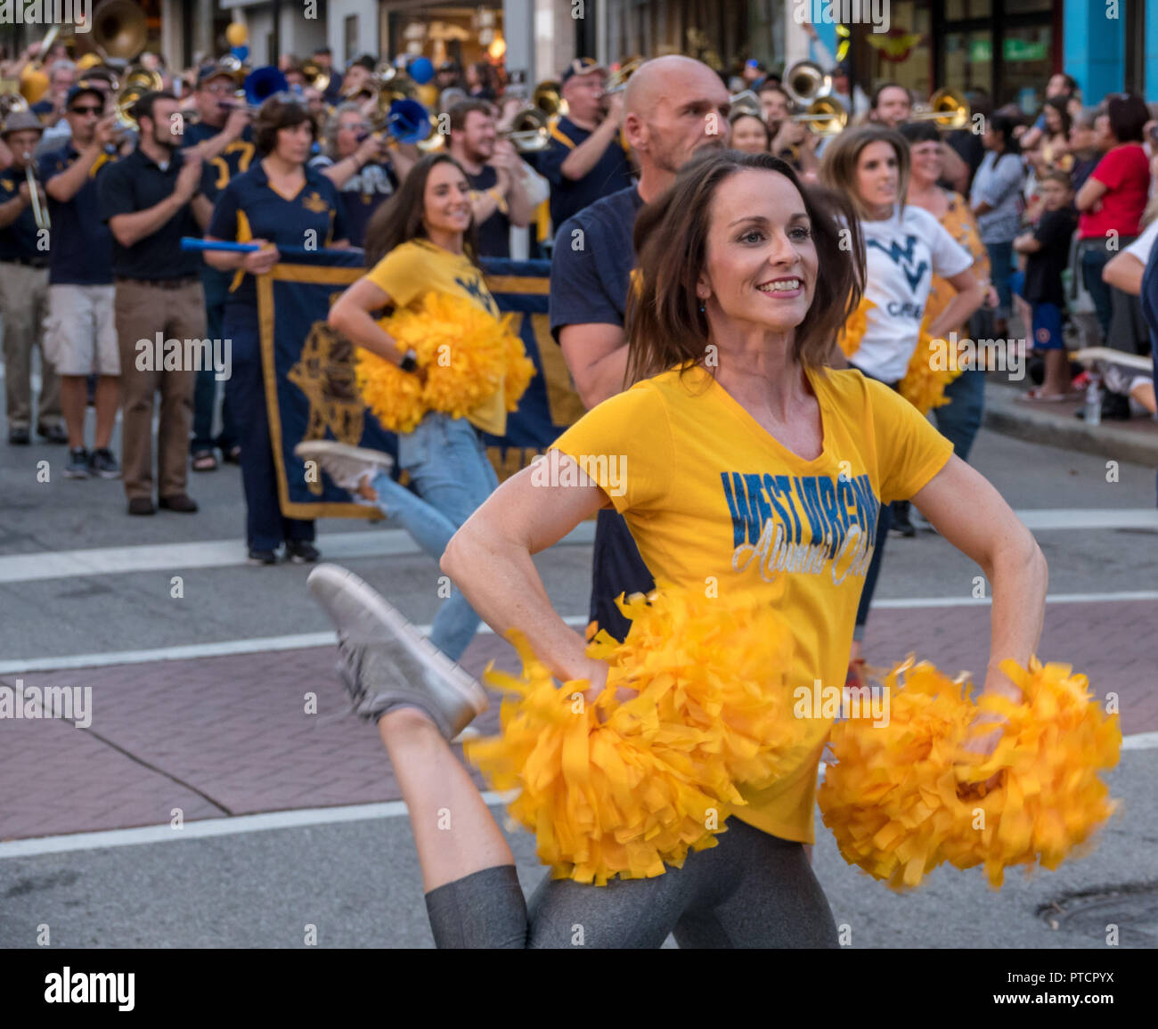 Cheer leading squad hi-res stock photography and images - Alamy