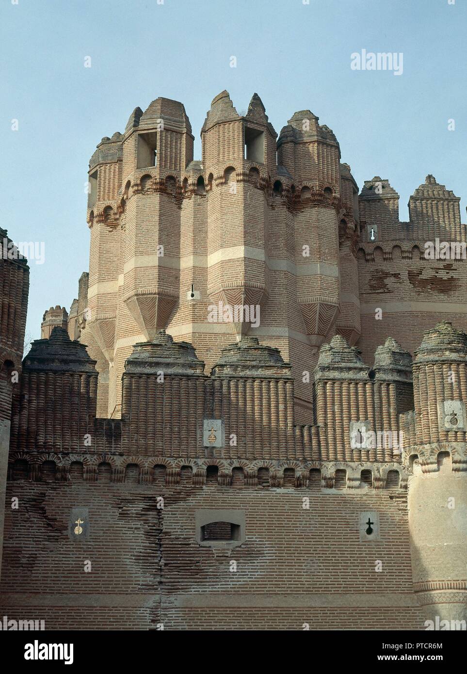 EXTERIOR-DET FACHADA LATERAL CON ALMENAS - CASTILLO DELO SIGLO XV ...