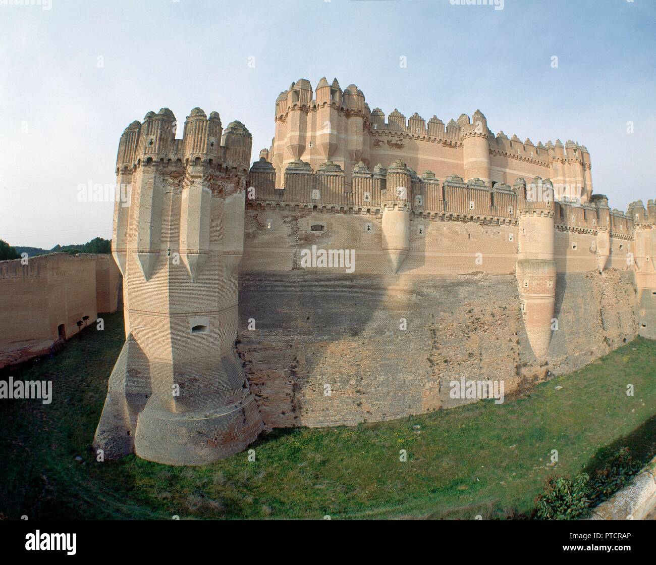 EXTERIOR-VISTA LATERAL CON ALMENAS-CASTILLO DEL SIGLO XV CONSTRUIDO POR ...