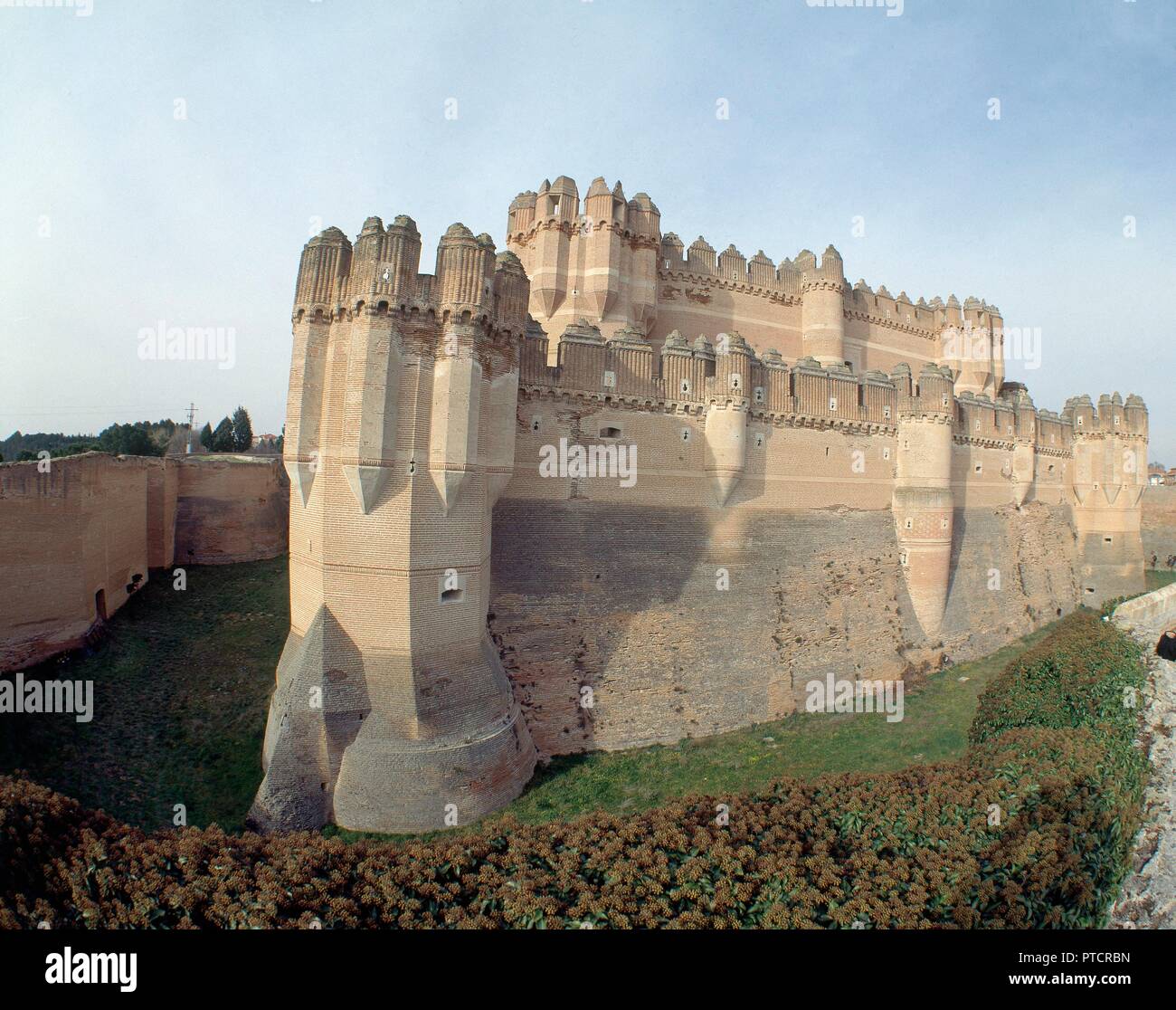 EXTERIOR-VISTA LATERAL CON ALMENAS - CASTILLO DEL SIGLO XV CONSTRUIDO ...