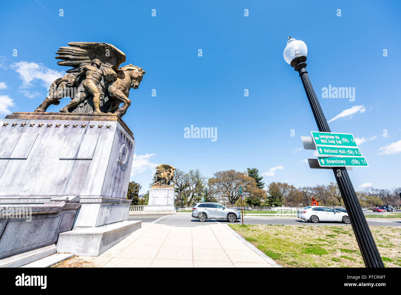 Washington DC, USA - April 5, 2018: Arlington Memorial Bridge sidewalk ...