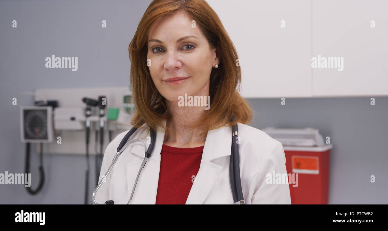 4k portrait beautiful smiling doctor hi-res stock photography and ...